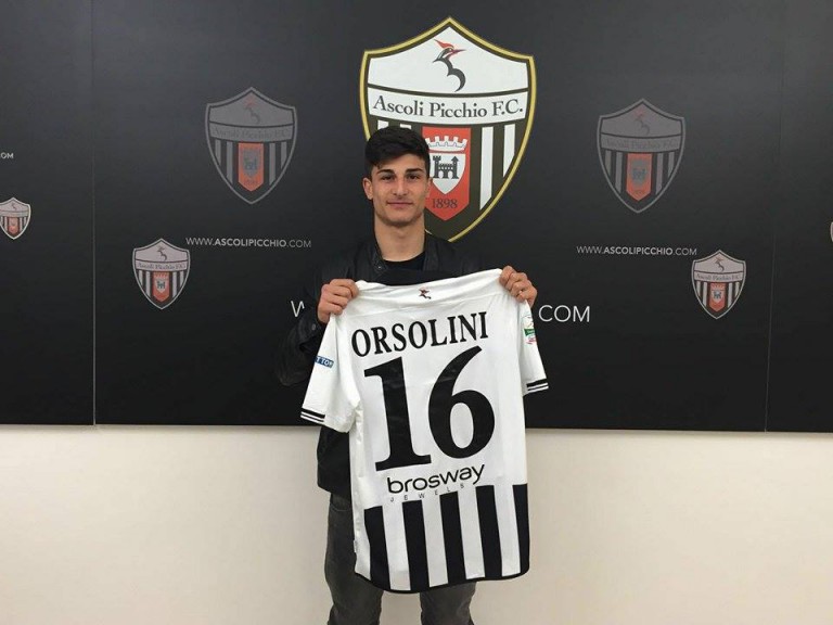 L'ex Ascoli Riccardo Orsolini alza al cielo la Coppa Italia col Bologna - Piceno Oggi