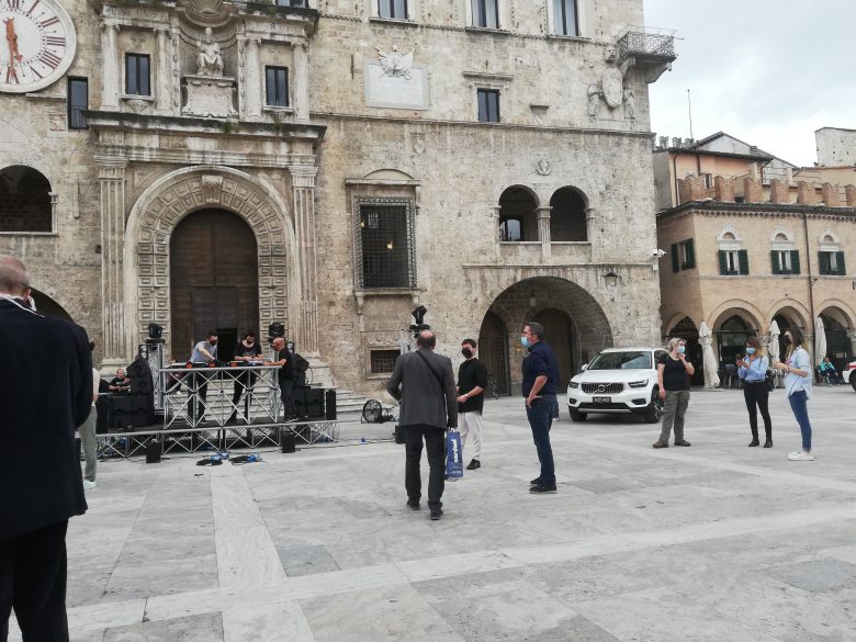 Dj set e performance di Alessandro Xiueref, in arte Asco, in Piazza del ...