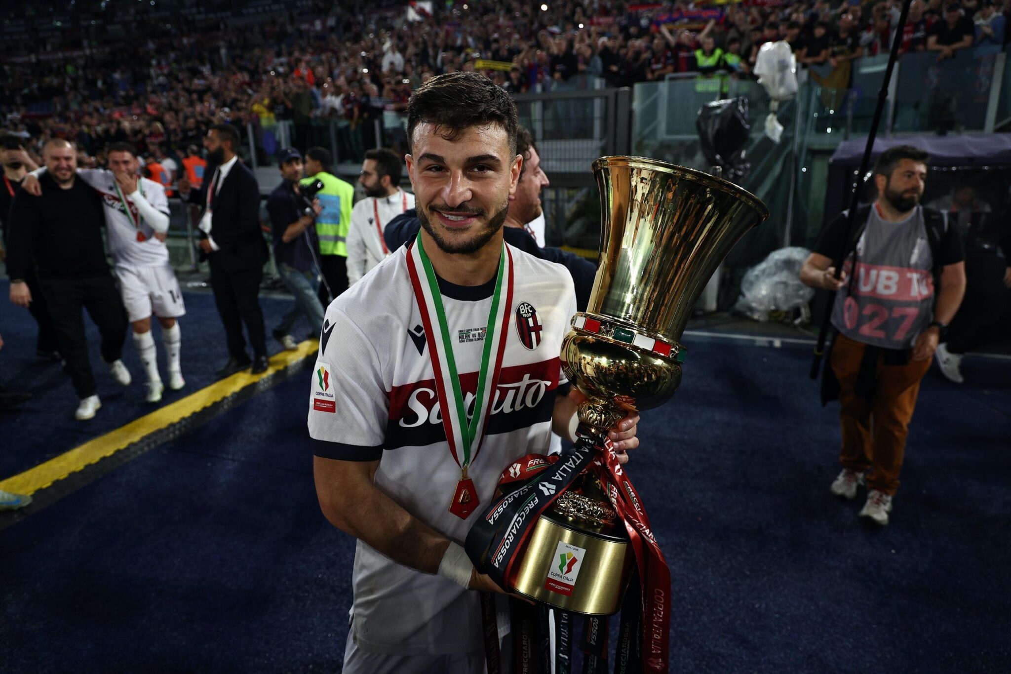L'ex Ascoli Riccardo Orsolini alza al cielo la Coppa Italia col Bologna ...