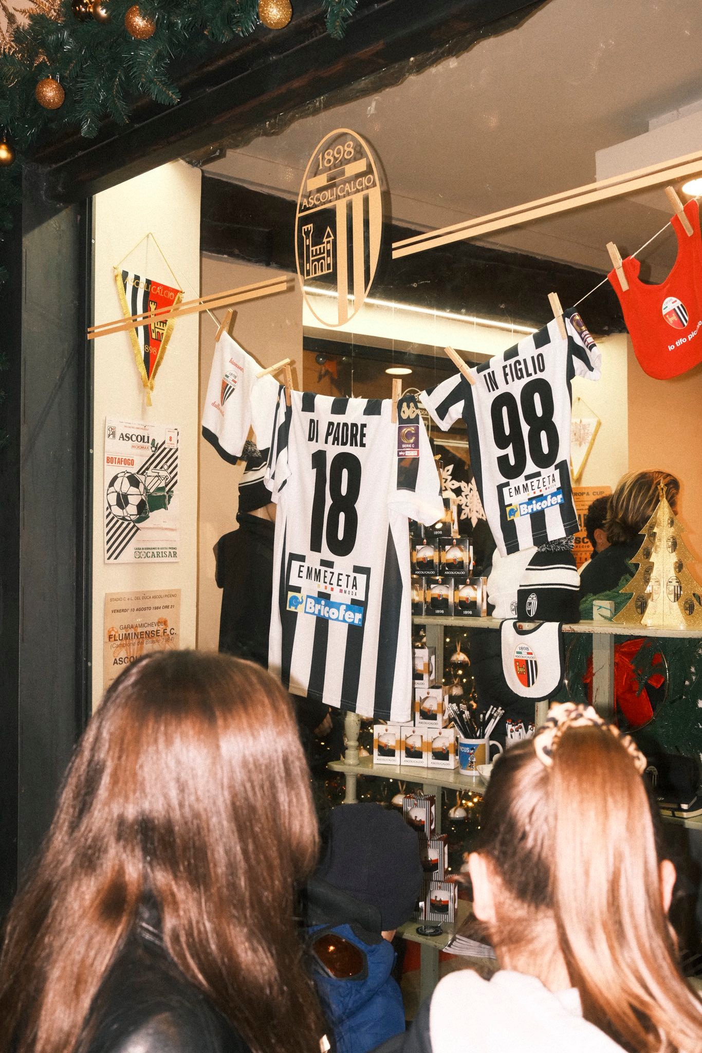 Folla all'inaugurazione del “Christmas Store” dell’Ascoli Calcio, il ...